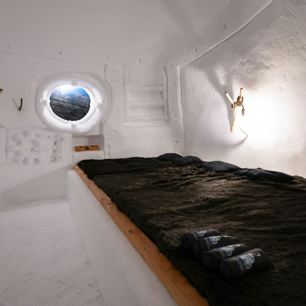 Iglu-Übernachtung auf der Zugspitze · Iglu-Dorf – das Original